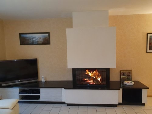 Foyer à bois Philippe : Modèle Cheminée en pierre blanche et granit ...